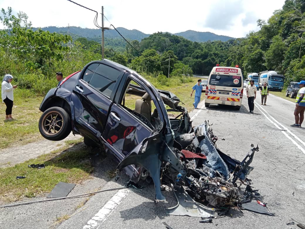 Suami isteri maut nahas kereta, treler - Utusan Malaysia
