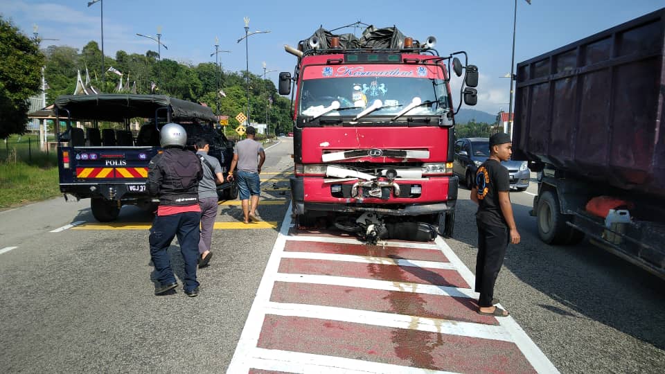 Penunggang motosikal maut nahas dengan lori - Utusan Malaysia