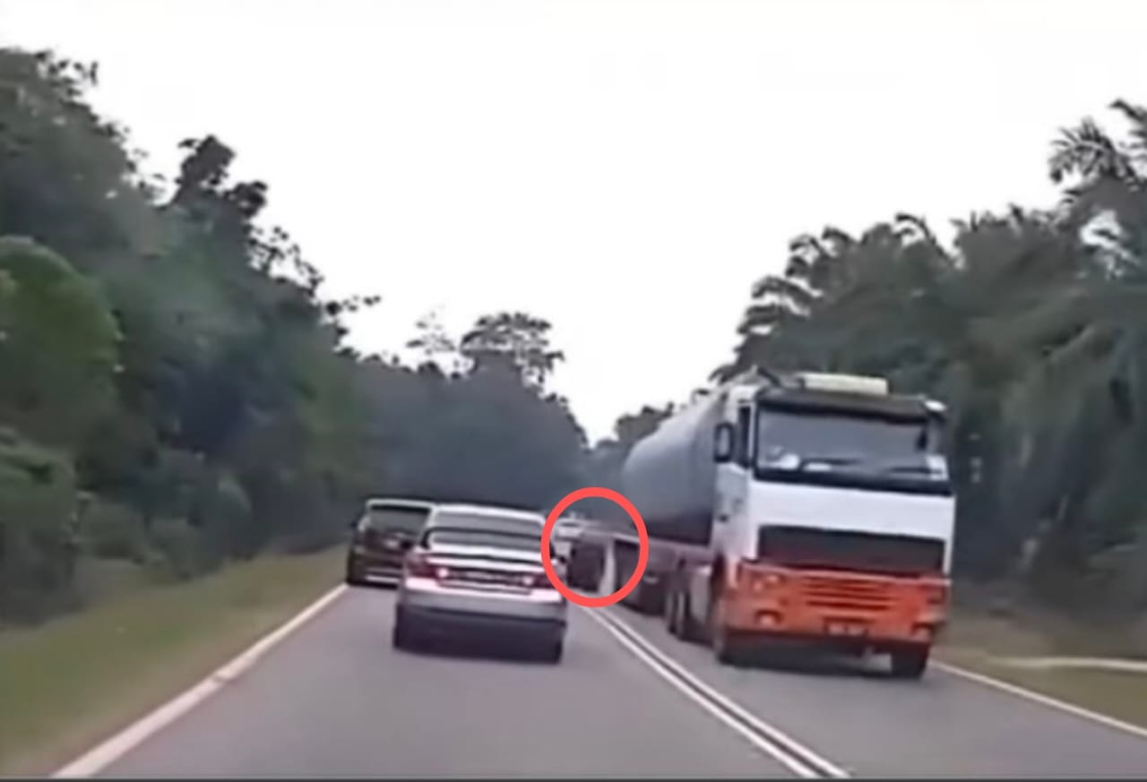 Tayar lori tercabut hentam kereta, pemandu disaman - Utusan Malaysia