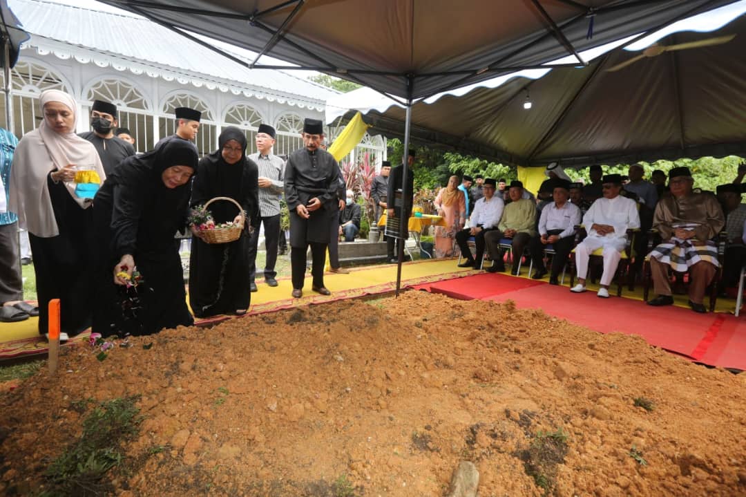 Jenazah bekas timbalan menteri, Abdullah Fadzil selamat dikebumikan - Utusan Malaysia