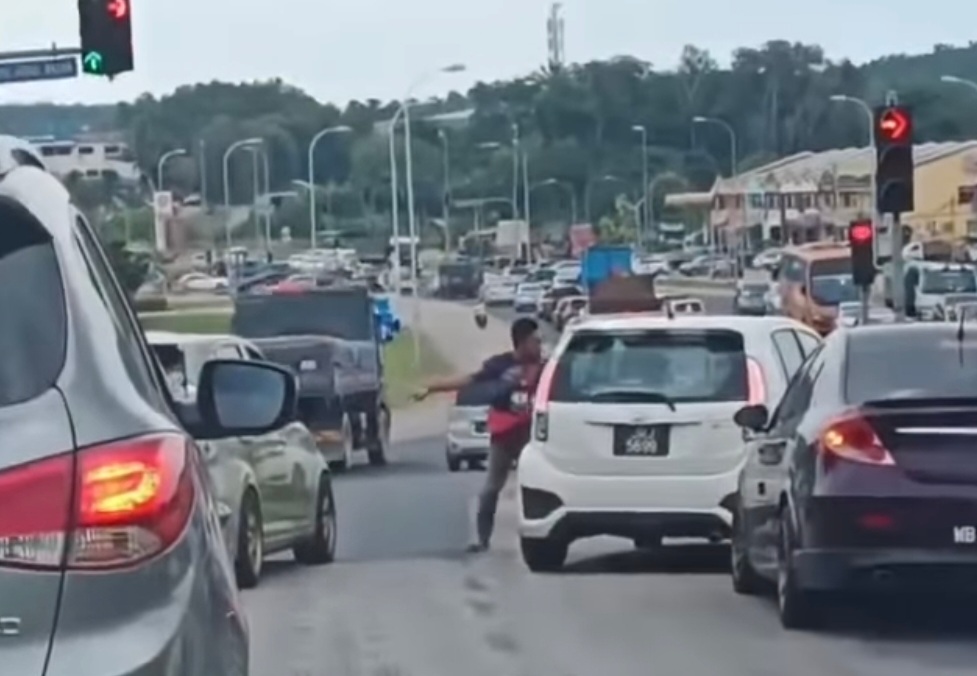 Dua pemandu Myvi bergaduh tular - Utusan Malaysia