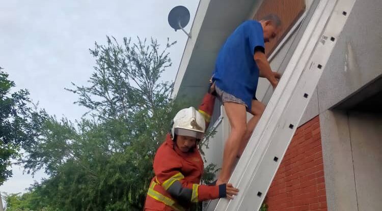 Lelaki warga emas nyaris maut terperangkap dalam kebakaran - Utusan Malaysia