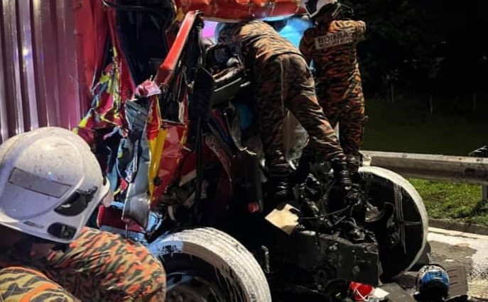 Pemandu maut langgar belakang lori kontena