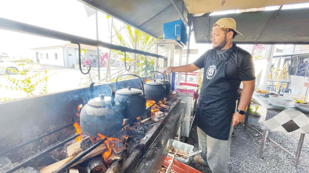 Kopi O aroma dapur kayu api tambat selera pelanggan - Utusan Malaysia