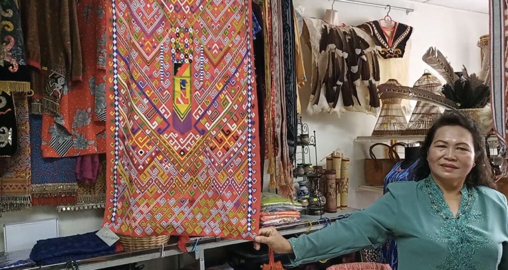 Tenunan Pua Kumbu Iban punyai pelbagai kisah, pantang larang - Utusan ...