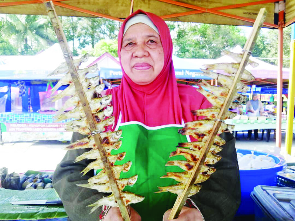 Ikan seluang panggang laris di Bazar Ramadan Kuala Ping - Utusan Malaysia