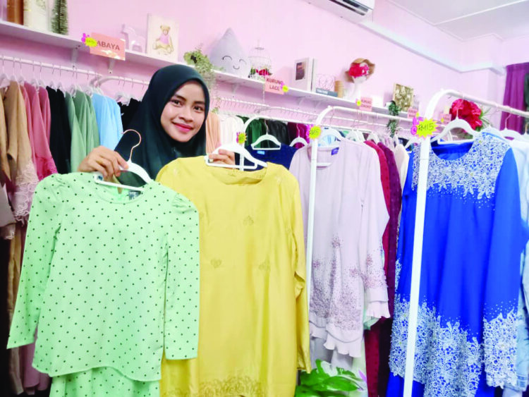 Manjalara Fashion jual baju raya RM15 sepasang - Utusan Malaysia