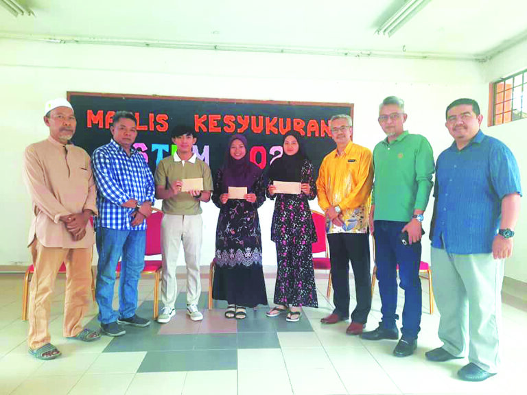 Surau hulur sumbangan tiga pelajar cemerlang sambung pengajian - Utusan Malaysia