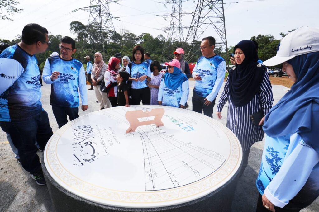 PD Forest tampil tarikan Dataran Astronomi, jam matahari dalam hutan ...