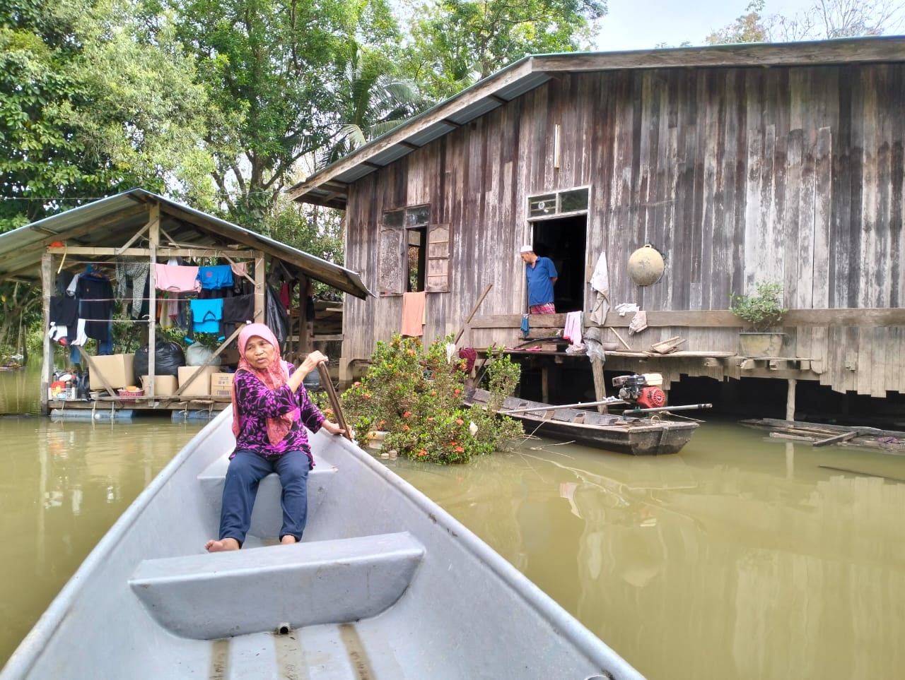 Kerap banjir, rumah tunggu masa untuk runtuh - Utusan Malaysia