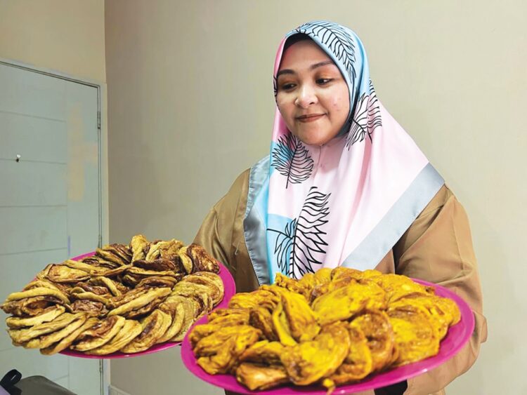 Jual 9,000 keping akok bantu kukuhkan kewangan keluarga - Utusan Malaysia