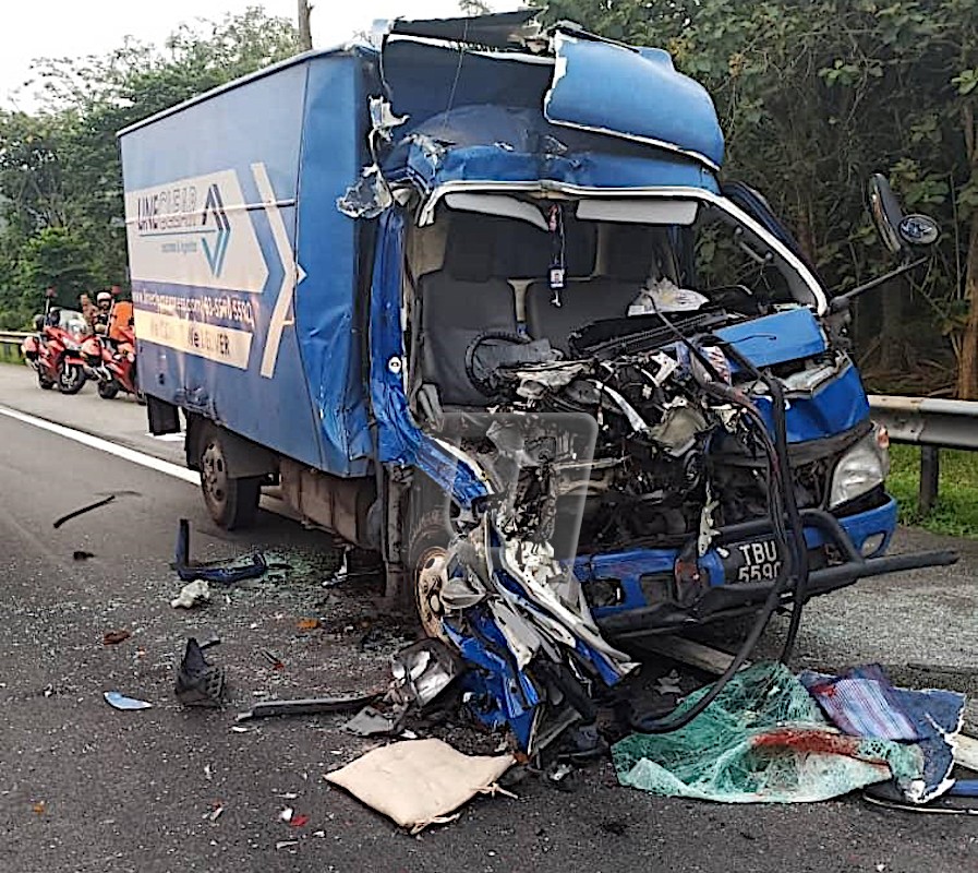 Penunggang motosikal, pemandu lori maut nahas 5 kenderaan - Utusan Malaysia