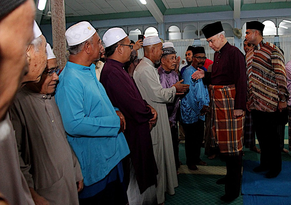 Sultan Nazrin solat, bertakbir di Manjoi - Utusan Malaysia