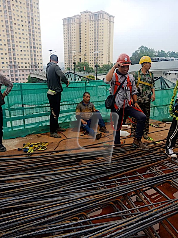 Jeriji besi jatuh, tiga cedera - Utusan Malaysia