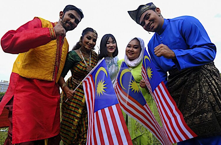 Wujudkan identiti kebangsaan - Utusan Malaysia