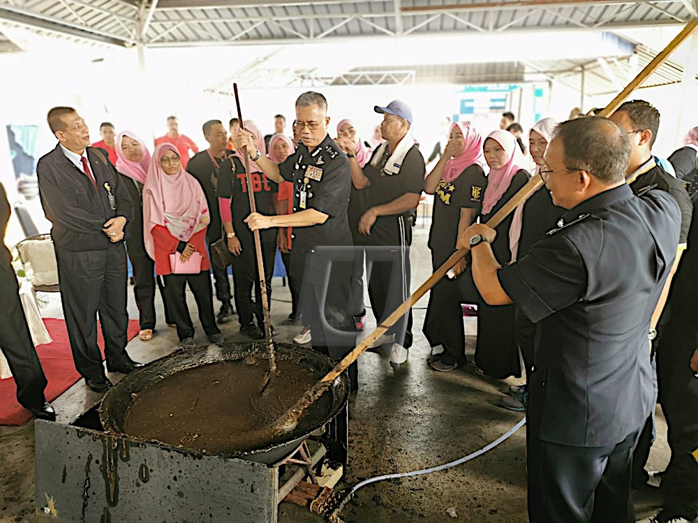 Ruffedge "buru" bakat muda - Utusan Malaysia