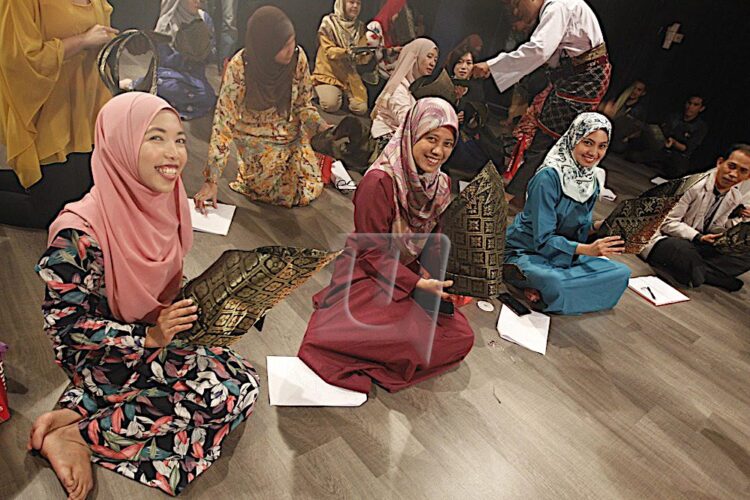Angkat citra budaya Melayu - Utusan Malaysia