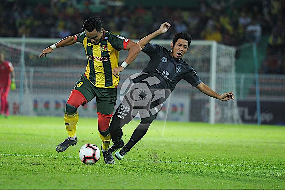 Lang Merah buat Penyu menangis - Utusan Malaysia