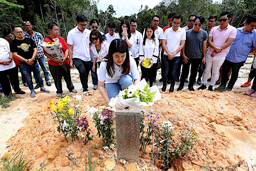 Ahli Parlimen Sandakan baharu ziarah pusara bapa - Utusan Malaysia