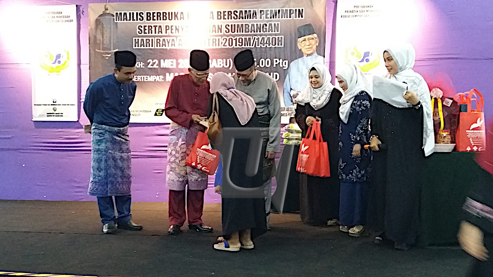 Asnaf, ibu tunggal, fakir miskin terima sumbangan Aidilfitri - Utusan ...