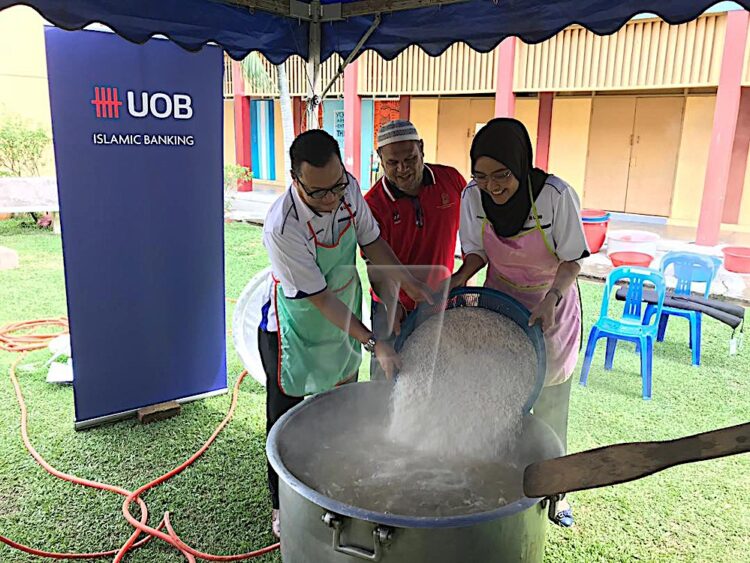 UOB Malaysia rai 450 pelajar SMK Puteri Ampang - Utusan Malaysia