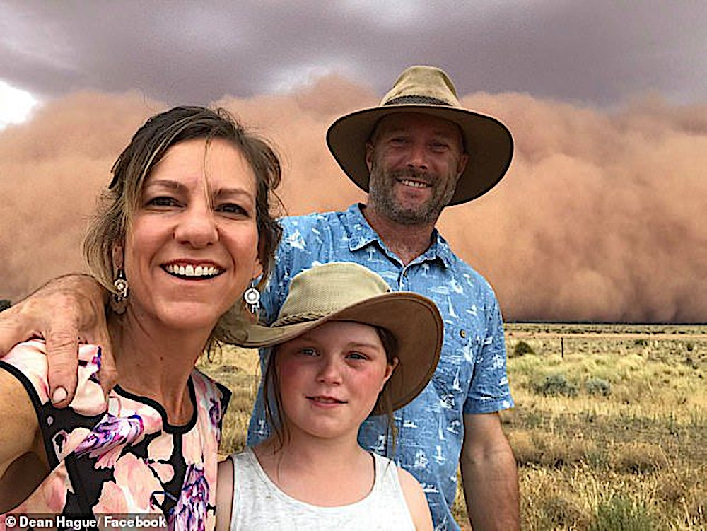 Ribut pasir merah kelihatan seperti Ayers Rock - Utusan Malaysia