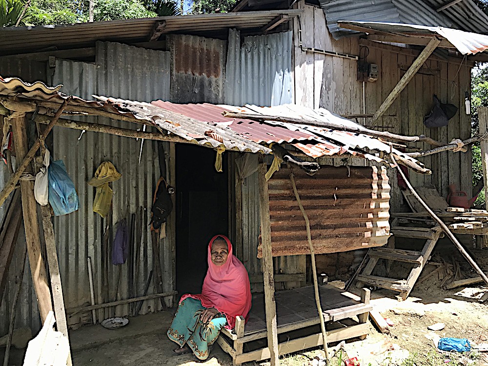 Mok suka tinggal di rumah daif - Utusan Malaysia