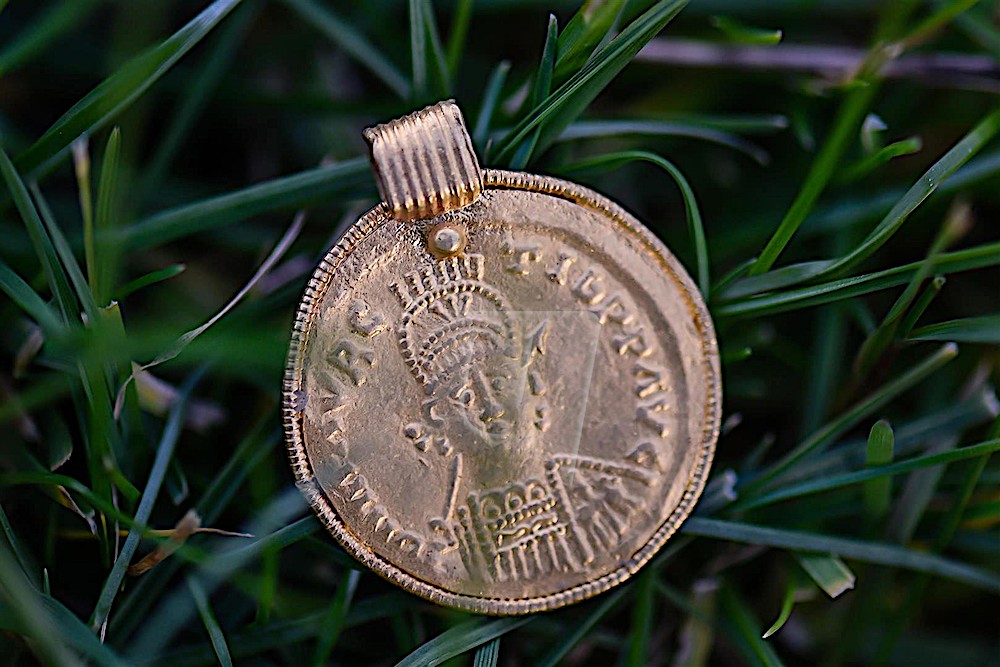 Loket emas disangka syiling coklat - Utusan Malaysia