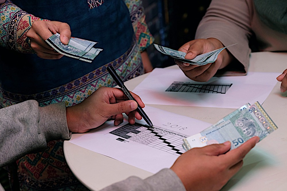 Main kutu tradisional tidak salah - Utusan Malaysia