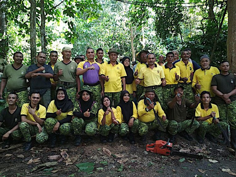 Rela sertai gotong-royong bersihkan kawasan kampung - Utusan Malaysia
