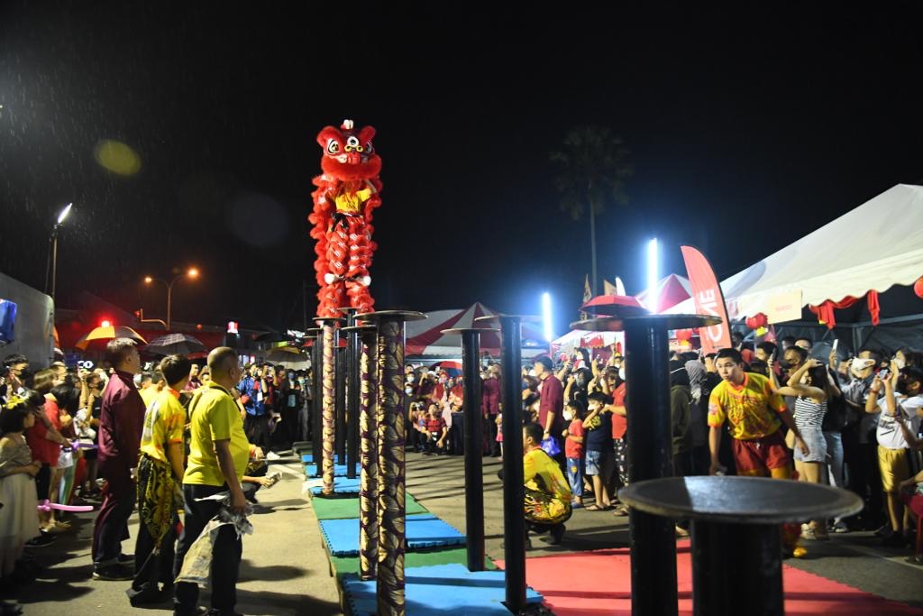 MB bersama ribuan masyarakat Cina hadir memeriahkan Karnival Tahun ...