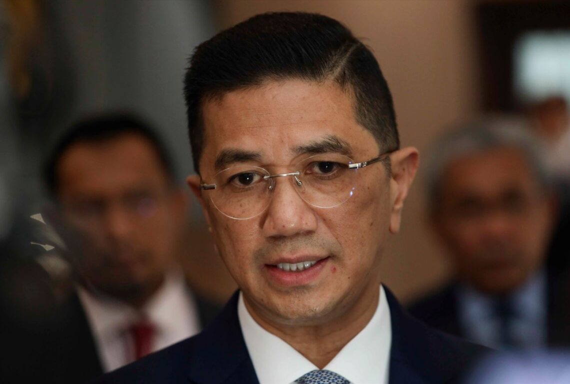 Azmin wakili PM ke pengebumian Abe esok - Utusan Malaysia