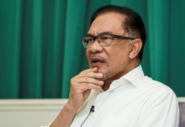 Anwar gagal kembalikan saman pemula kes liwat