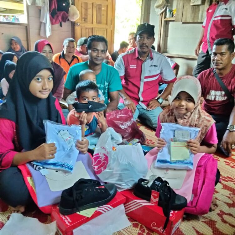 Dua beradik terpaksa bergilir ‘ponteng’ sekolah - Utusan Malaysia