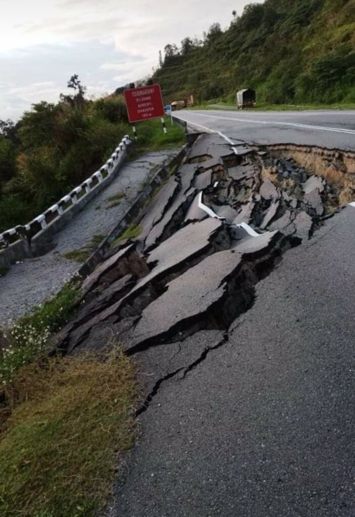 Jalan runtuh: Jalan Simpang Pulai- Cameron Highlands ditutup - Utusan ...