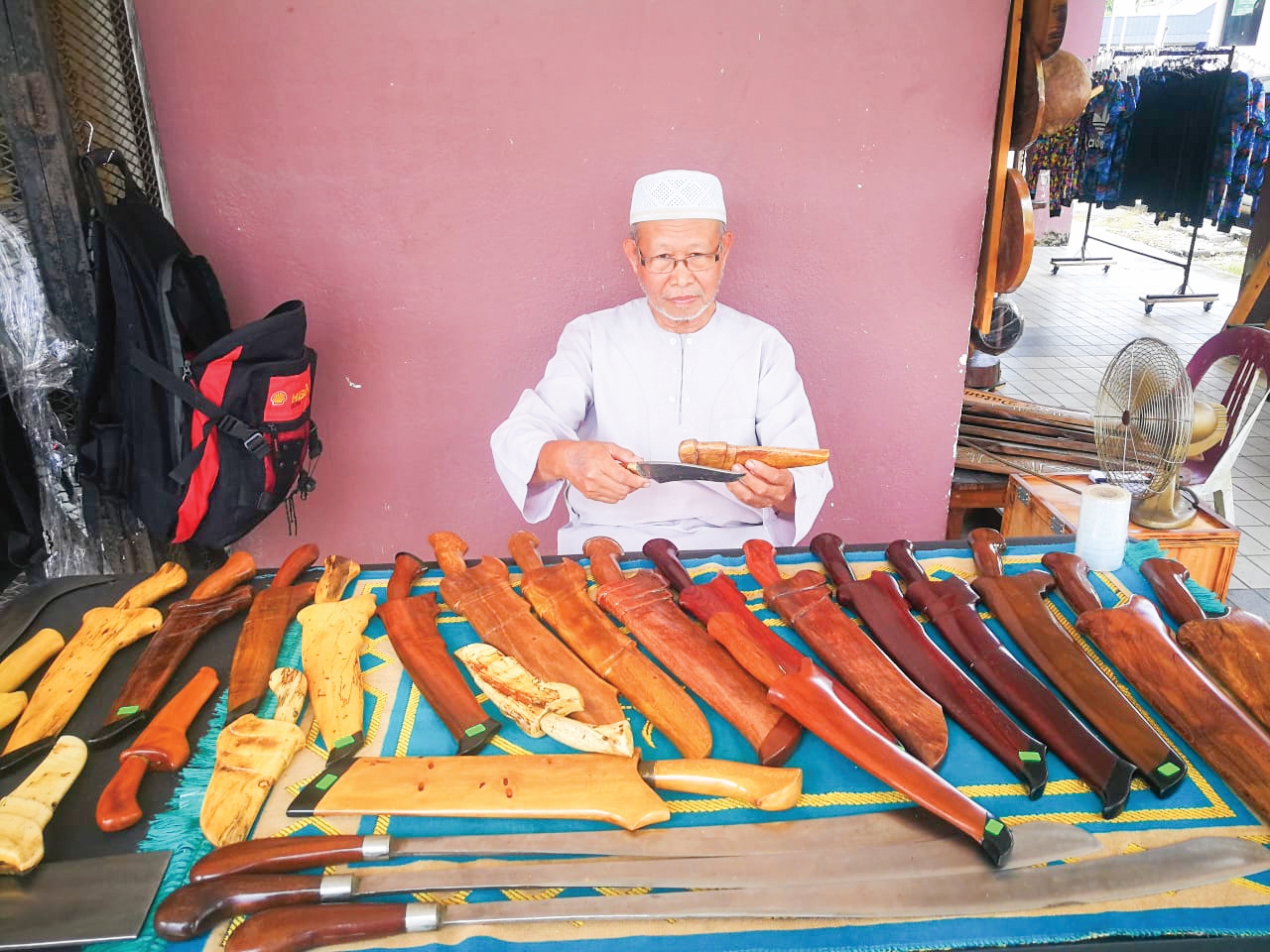 Pisau laris, kedai dikerumuni pelanggan - Utusan Malaysia