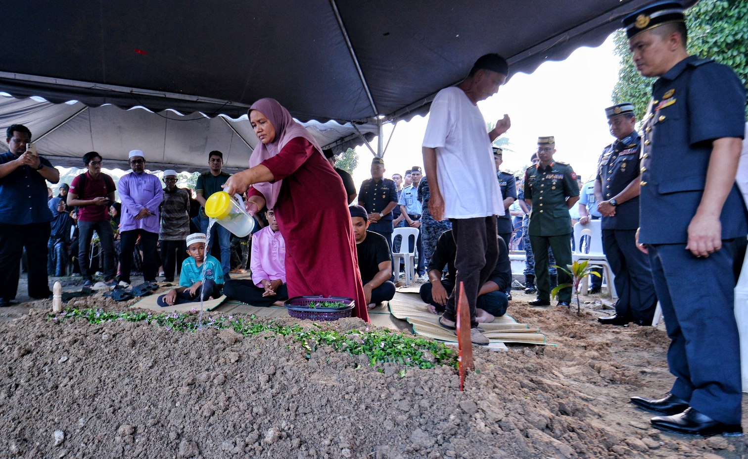 Jenazah Mohd. Iqmal selamat dikebumikan - Utusan Malaysia