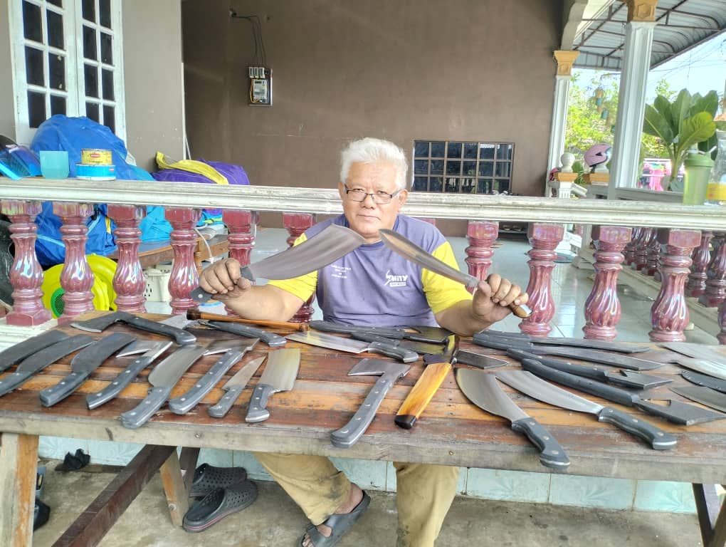 Permintaan golok, parang luar biasa