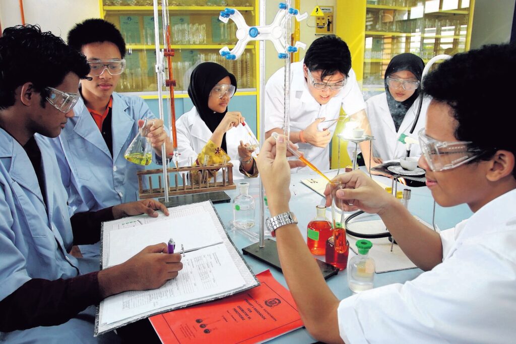 'Nak penuhkan satu kelas sains pun susah'