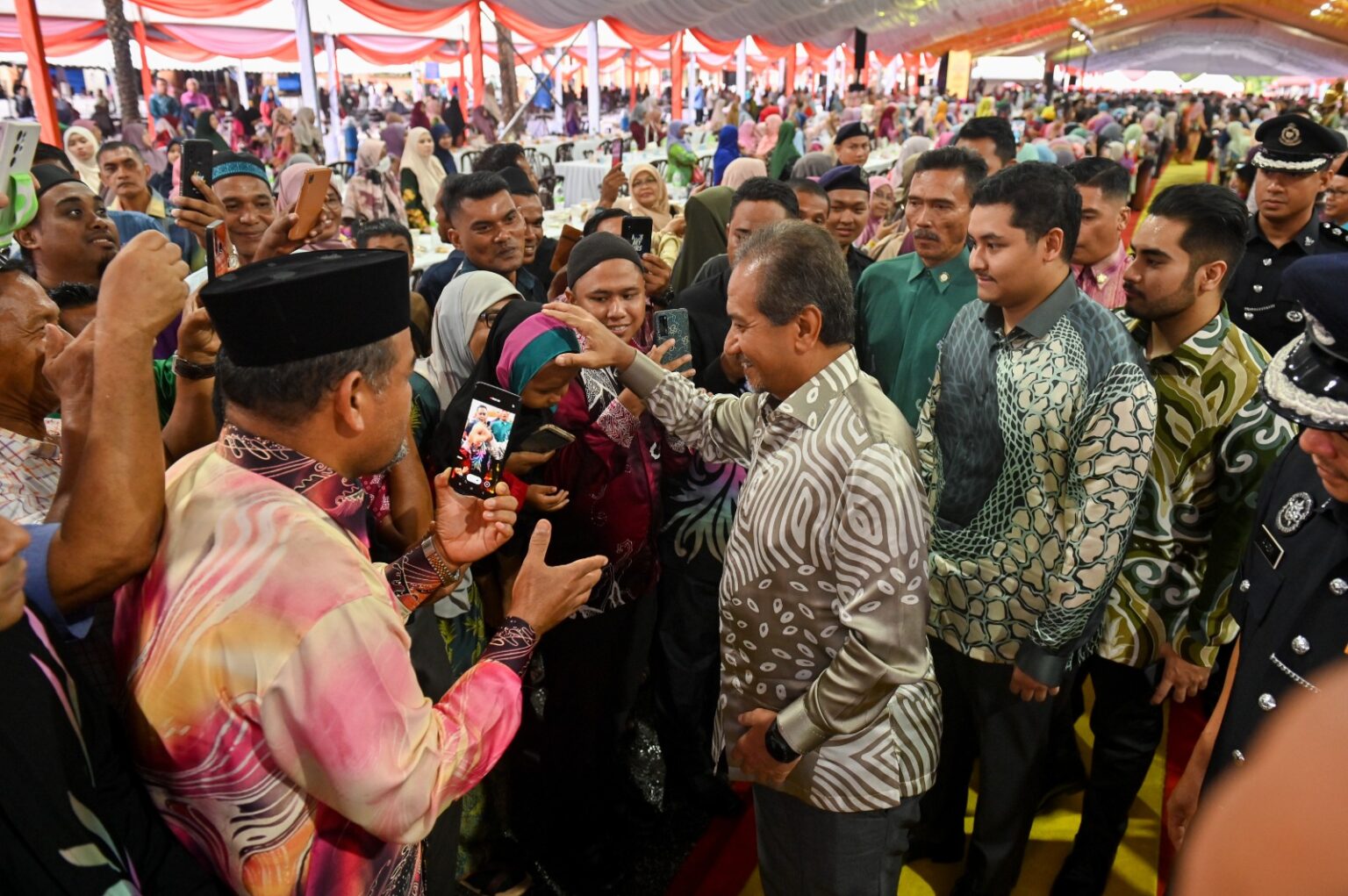 Sultan Mizan berangkat ke Jamuan Teh Bersama Rakyat
