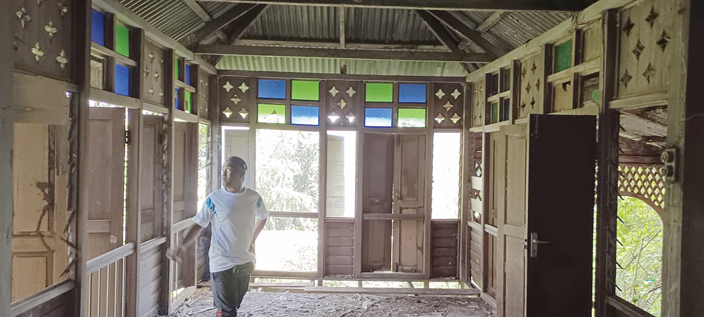 Pondok Pok Kob bina surau guna papan rumah lama - Utusan Malaysia