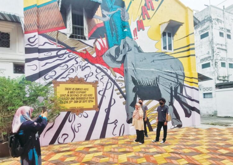 Lukisan mural cantikkan bandar Teluk Intan