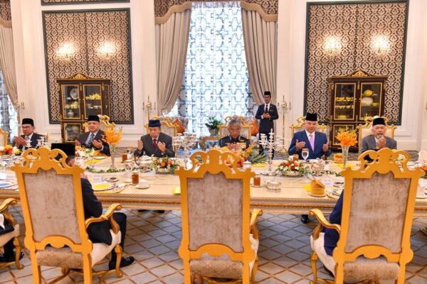 Agong, Raja Permaisuri berangkat ke Majlis Santapan Tengah Hari