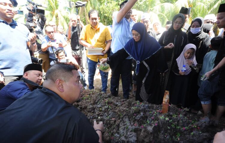 Jenazah Salahuddin selamat dikebumikan - Utusan Malaysia