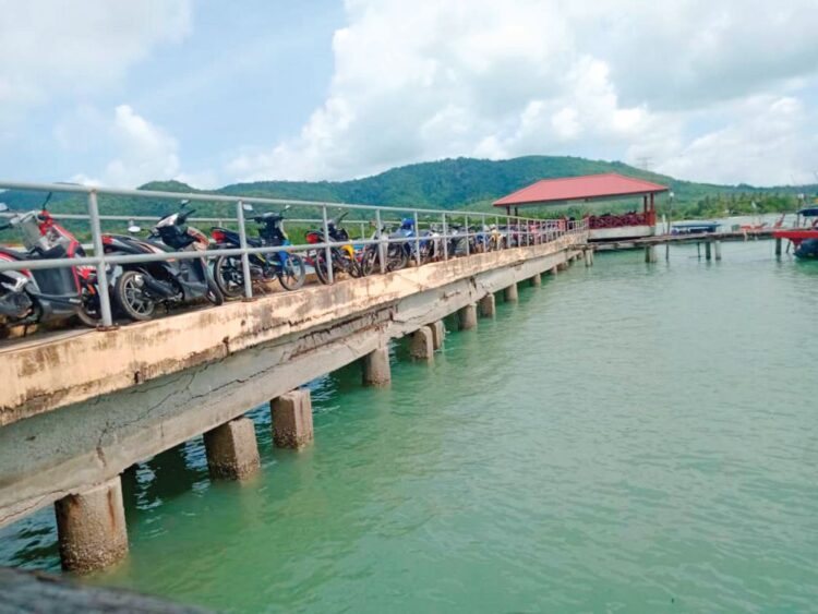 Jeti bot tambang retak menanti belah