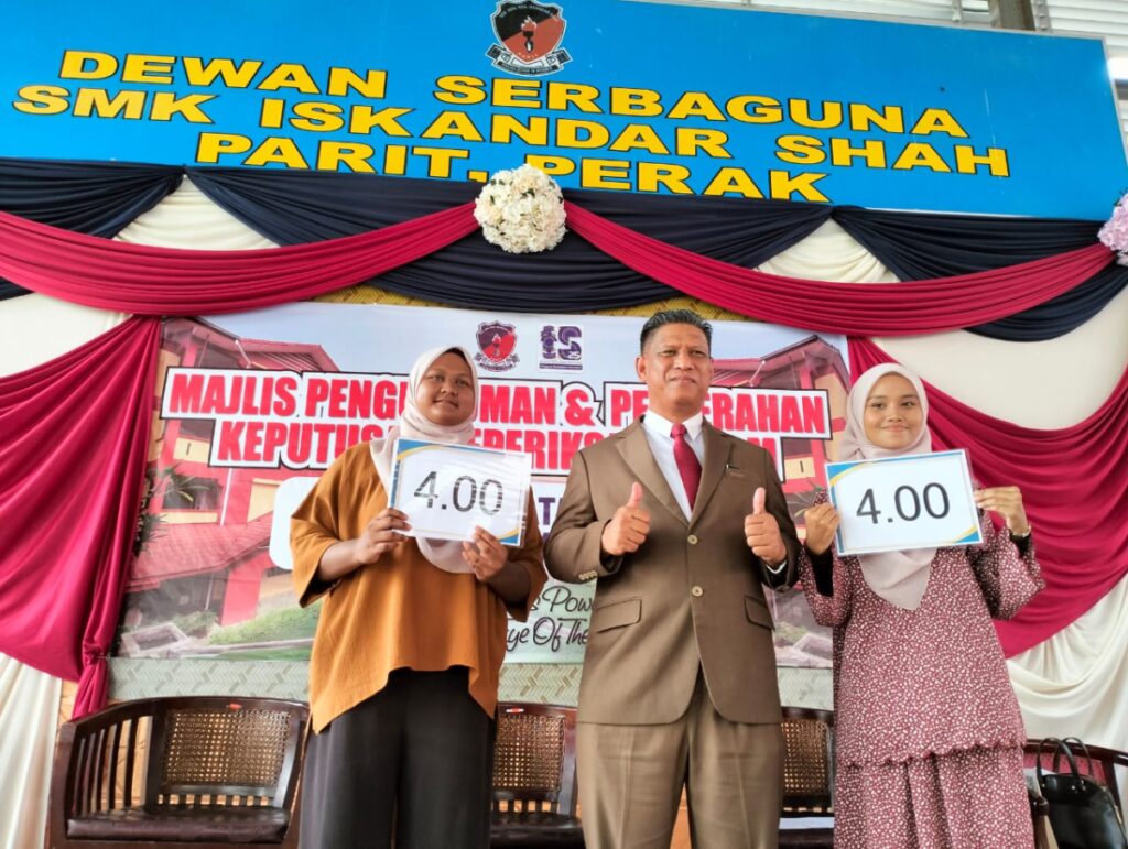 Dua pelajar cemerlang STPM SMK Iskandar Shah terima wang tunai RM1,000 ...
