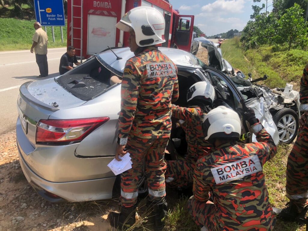 Tiga maut kemalangan tiga kenderaan - Utusan Malaysia