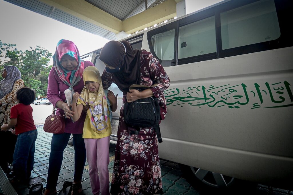 Jenazah Sharipuddin tiba di Masjid Sultan Hisamuddin, BBST