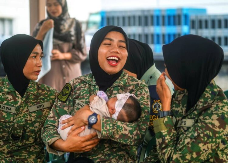 Suasana di pusat mengundi awal pada Pilihan Raya Negeri (PRN15 ...