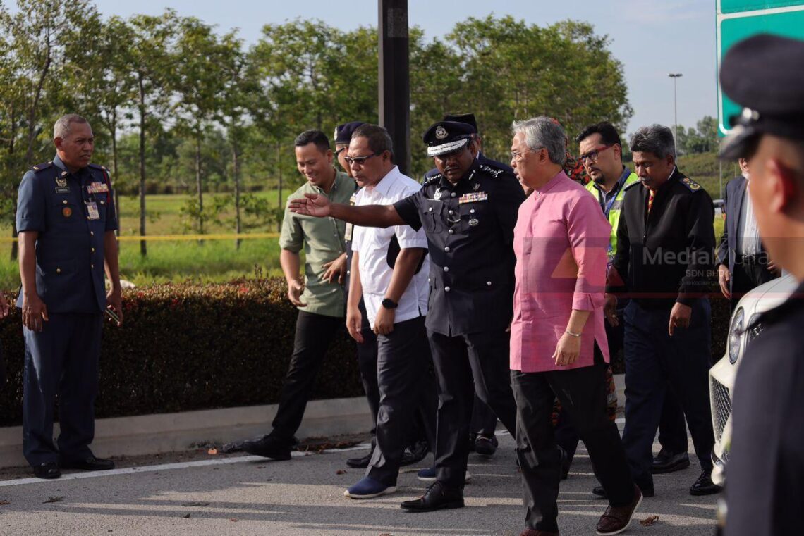 Agong lawat lokasi pesawat terhempas, persimpangan Elmina tutup - Utusan Malaysia